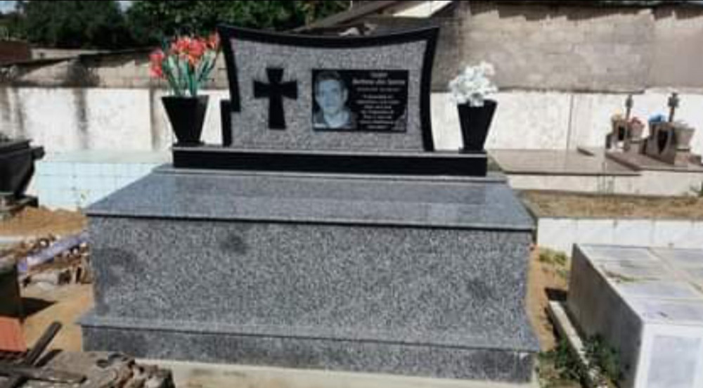 Túmulo de granito cinza ocre para 4 pessoas 80cm altura - Graniart ...