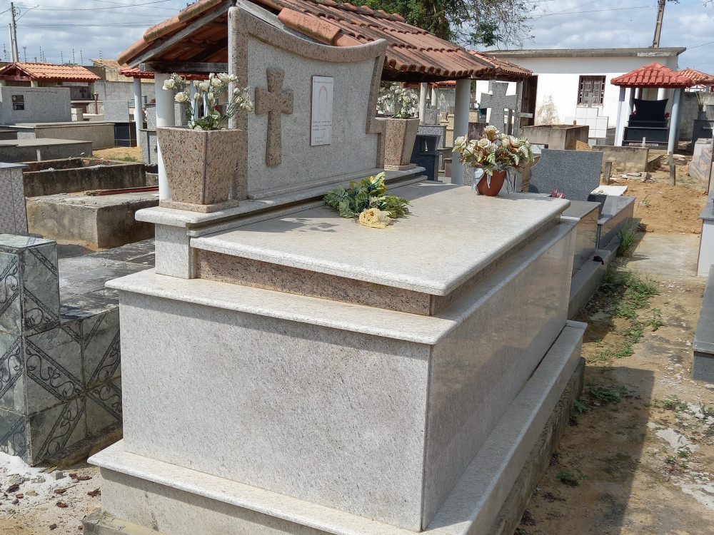 Túmulo de granito branco siena para 4 pessoas 80cm altura - Graniart ...