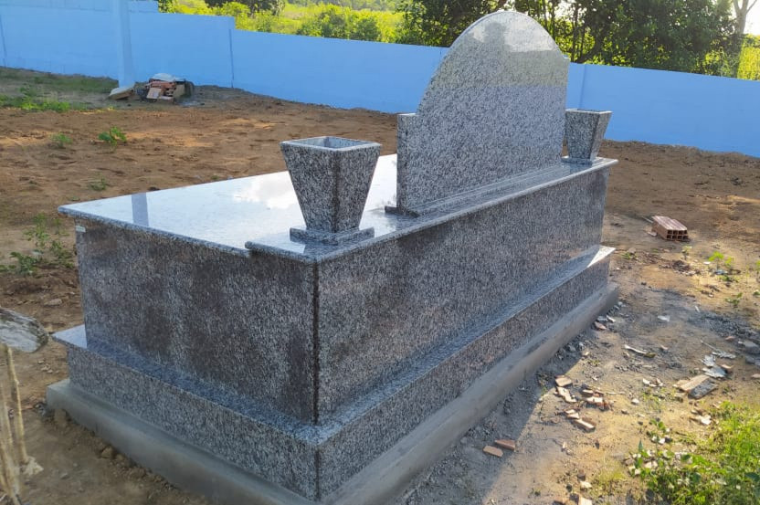 Túmulo de granito cinza com preto para 3 pessoas 60cm altura - Graniart ...