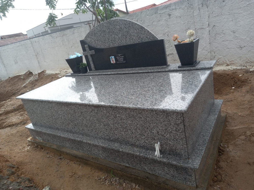 Túmulo de granito cinza com preto para 3 pessoas 60cm altura - Graniart ...
