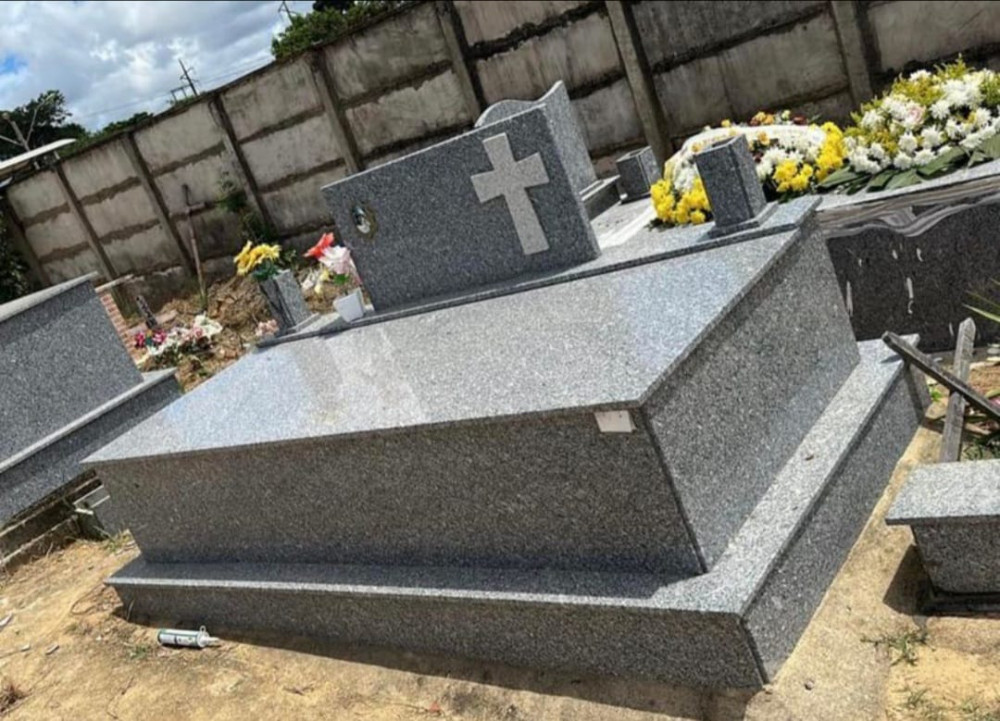 Túmulo de granito cinza ocre para 3 pessoas 60cm altura - Graniart ...