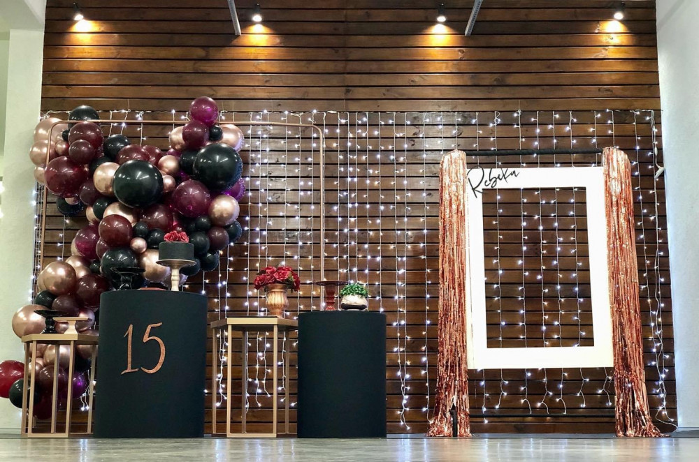 Rose, preto e marsala com painel de Fotos - REAlizart - Tudo para Festas